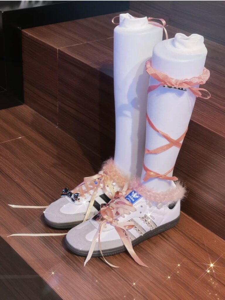 中国のインフルエンサーも夢中!?＜adidasが北京でsambaのカスタムイベントを開催＞サテンリボンやレースでフェミニンにリメイク