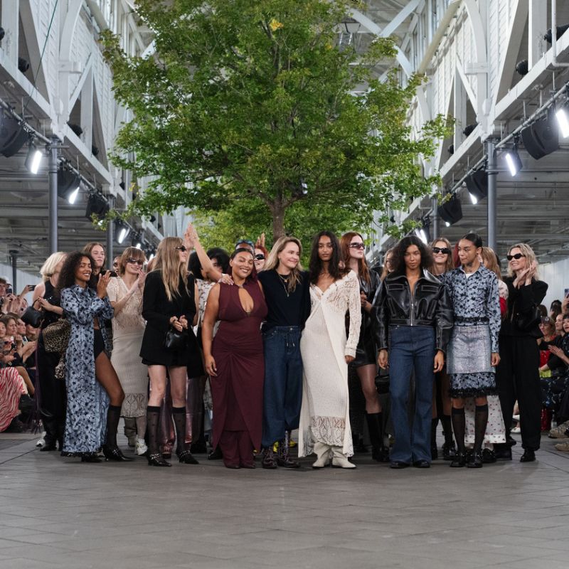 【GANNI SPRING/SUMMER24 Collection“HELLO, WORLD!”】人工知能AIと伝統スタイルを革新的なデザインに昇華