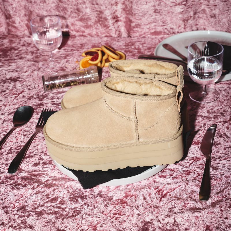 9月6日発売【atmos pink x UGG® Classic Ultra Mini Platform】大人気ブーツのatmos pink別注カラー
