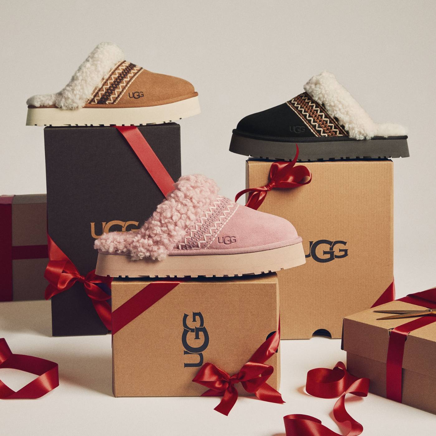発売中｜UGG® "2024 HOLIDAY コレクション" 定番アイテムを美しいハンドステッチのディテールで仕上げた新コレクション
