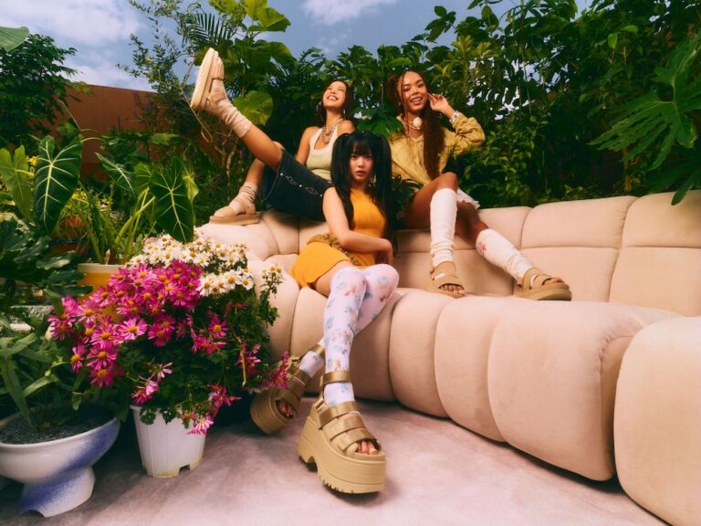 3月13日発売｜UGG®"HANNI"を2025年春夏のグローバルブランドアンバサダーに起用した新作サンダルをローンチ